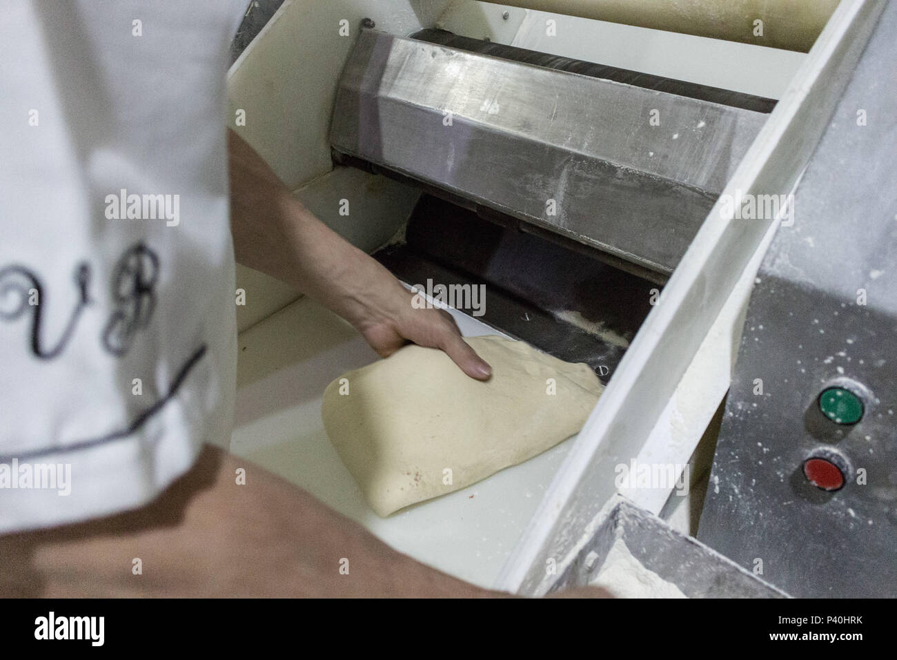 Padeiro fazendo pão em padaria Stock Photo - Alamy