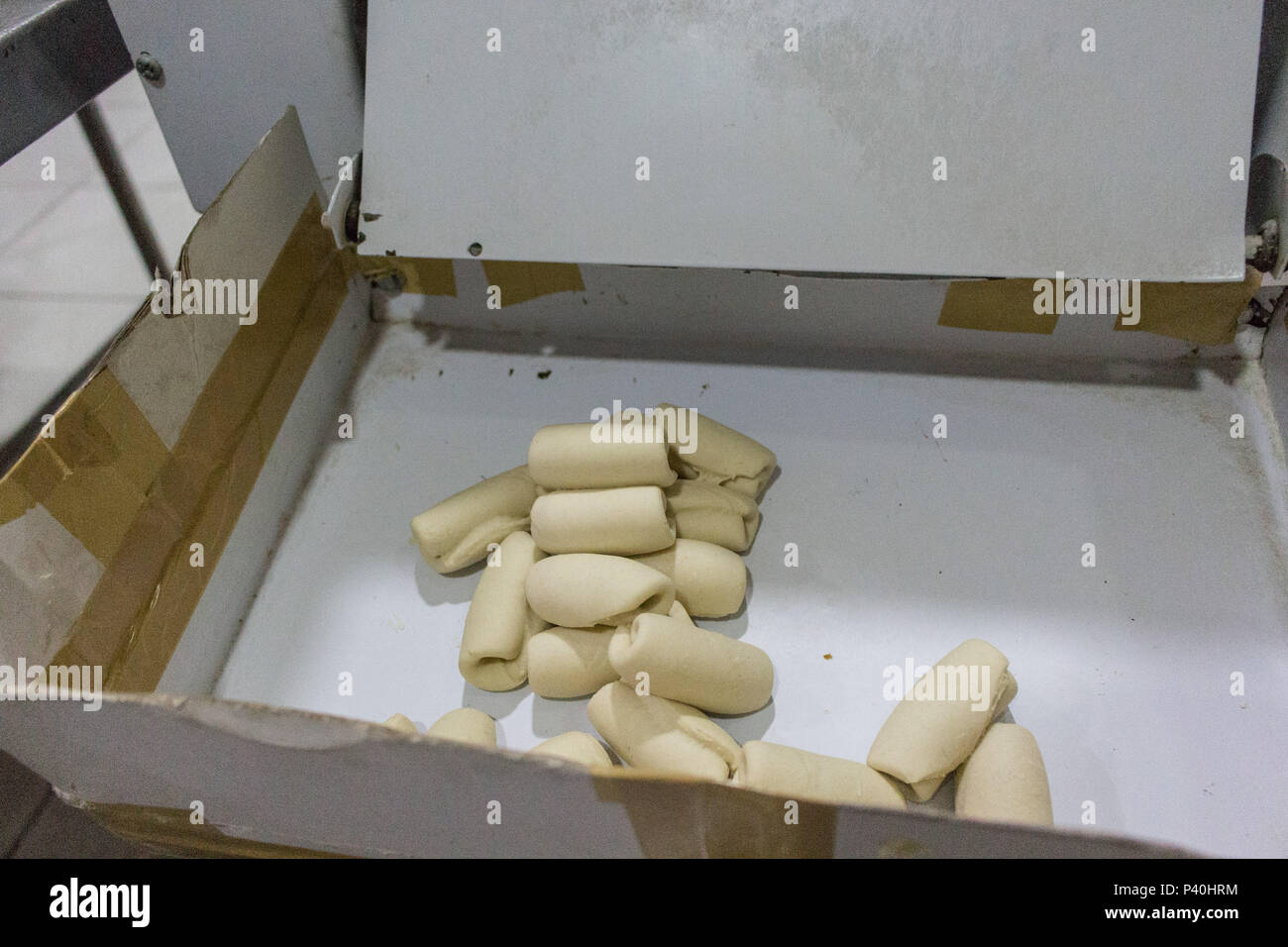 Padeiro fazendo pão em padaria Stock Photo - Alamy