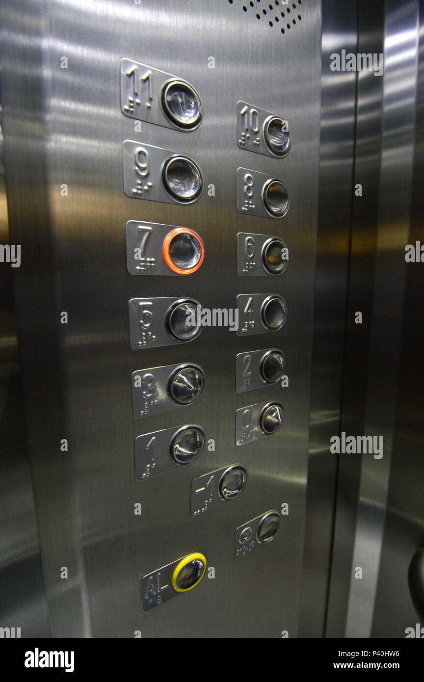 Painel de elevador de edifício residencial. Detalhe dos números dos ...