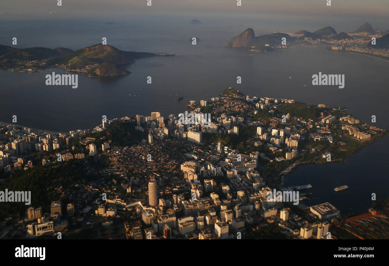 Vista aérea de Niteroi e do Rio de Janeiro, RJ Stock Photo - Alamy