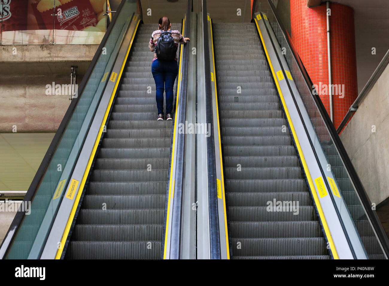Escada rolante do metrô com a placa mantenha a esquerda livre Stock ...
