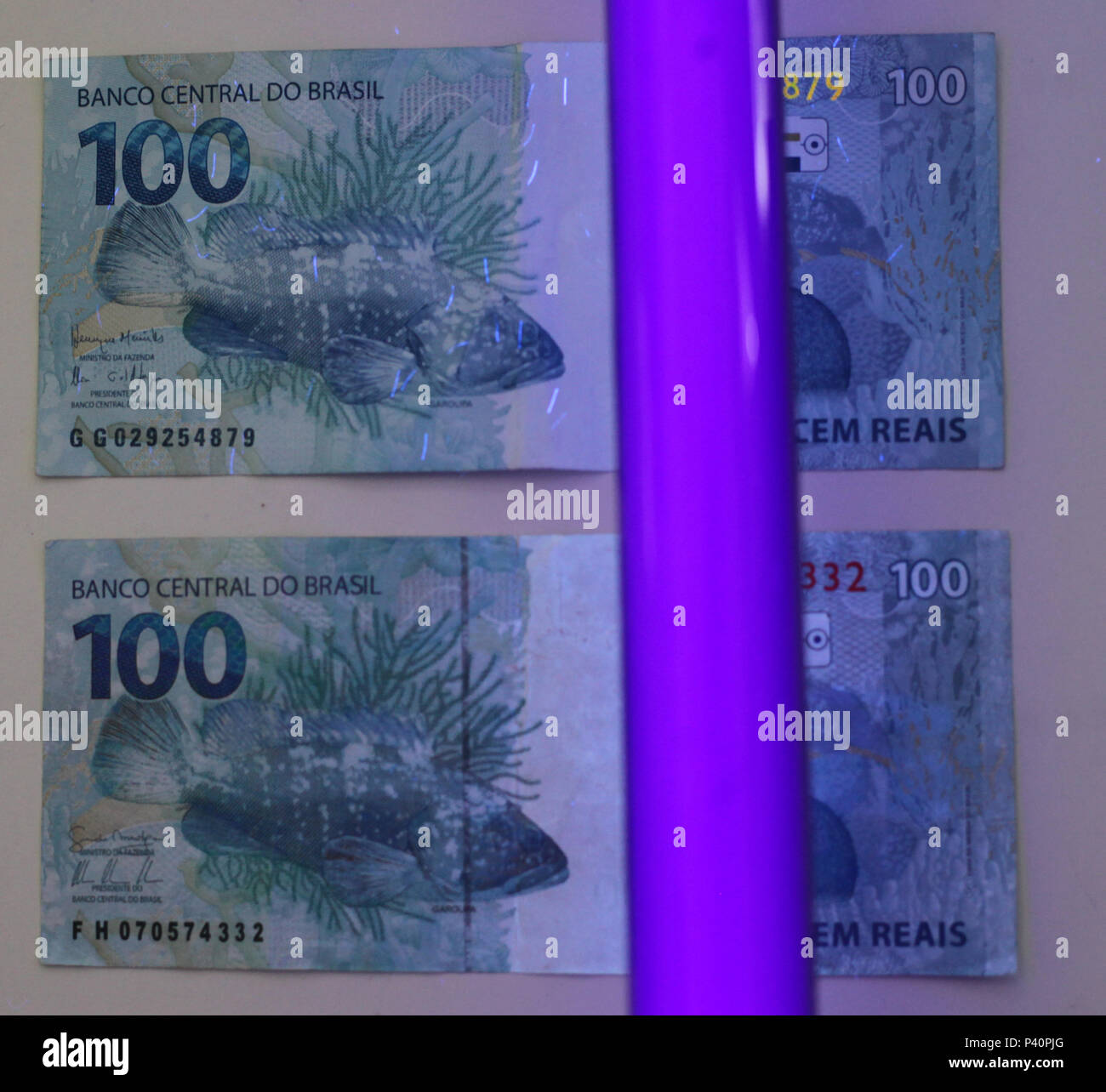 Nota falsa e verdadeira de R$100,00. Na foto, nota falsa de R$ 100,00 ...