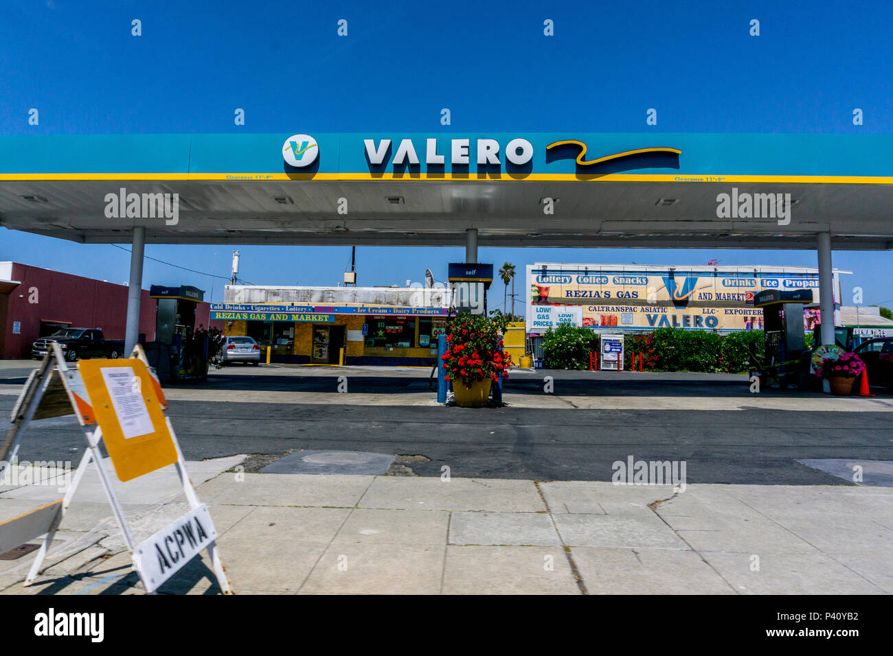 Auto zone auto parts store hi-res stock photography and images - Alamy