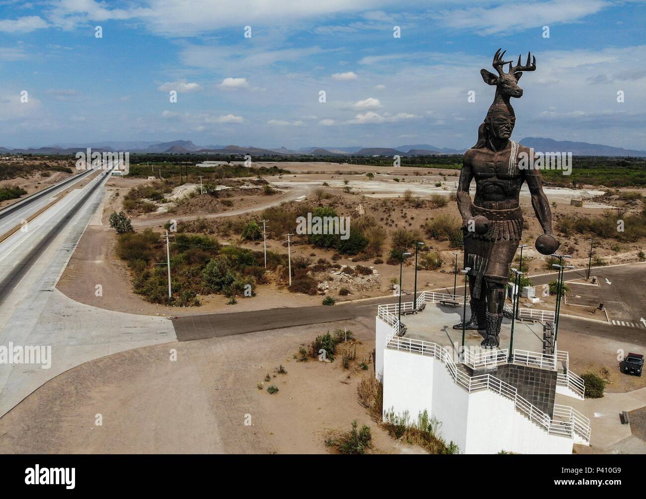 122/5000 Giant dancing statue Yaqui or dance of the deer of the ...