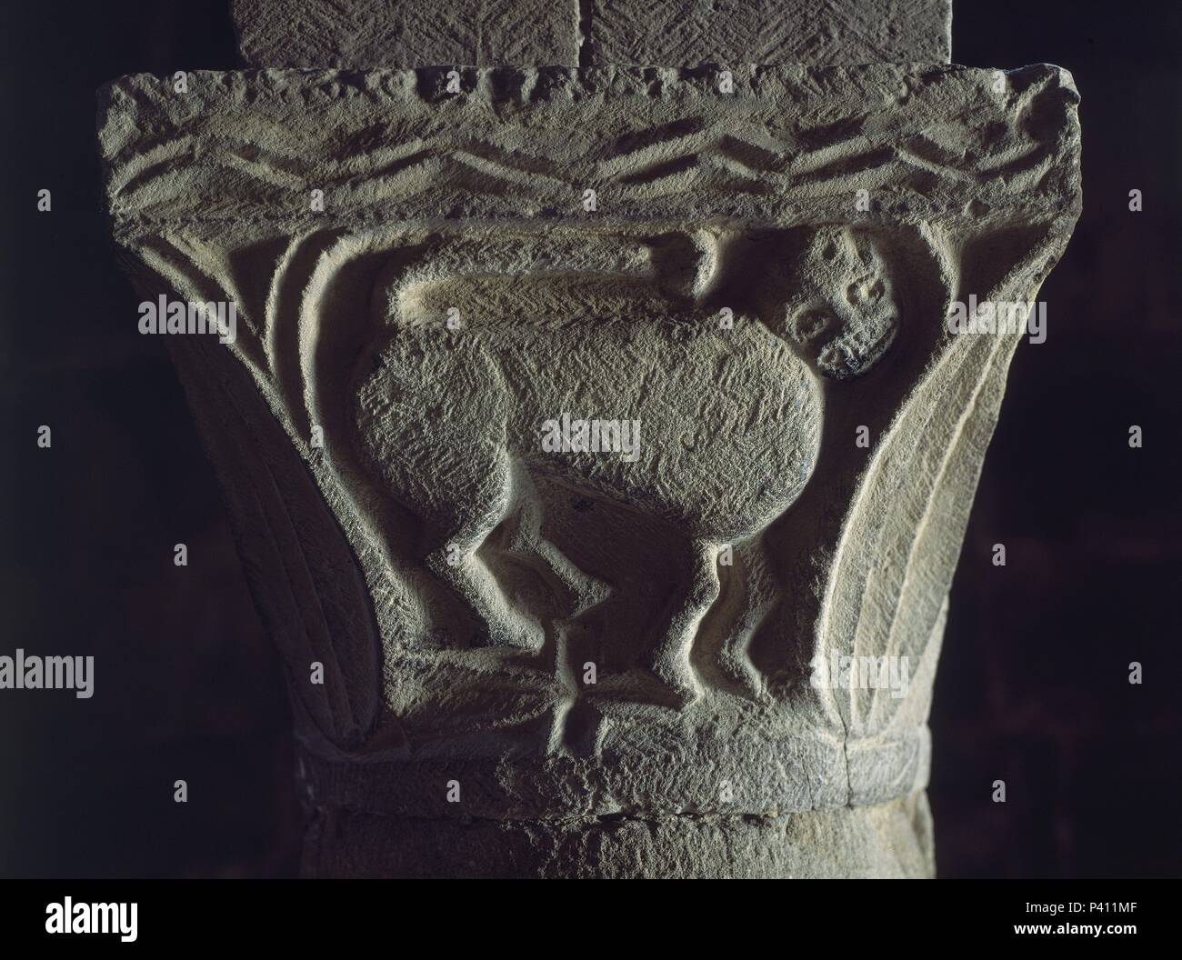 DETALLE DE UN CAPITEL ROMANICO DE LA COLEGIATA DE SAN PEDRO DE TEVERGA ...