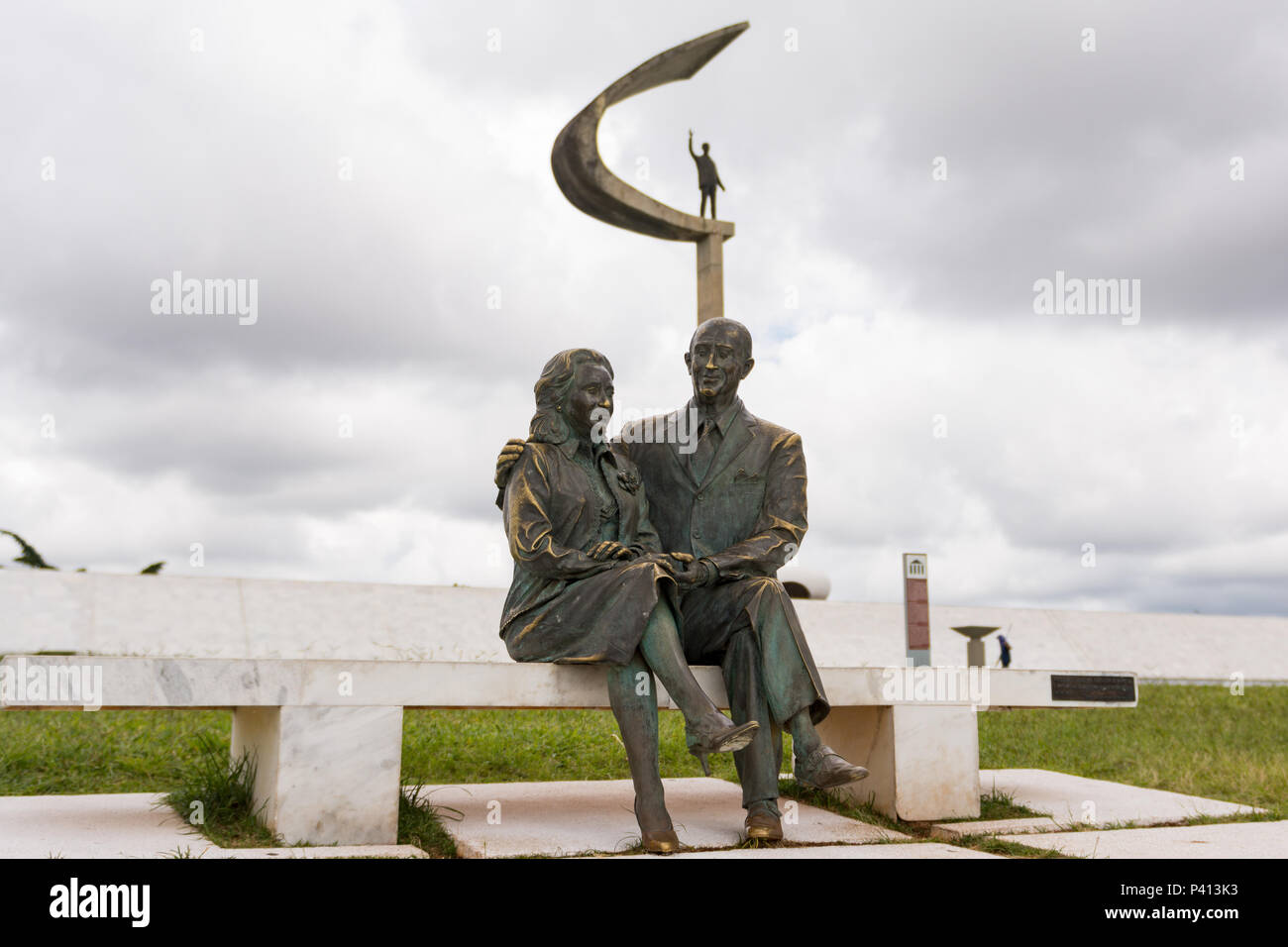 Vista das estatuas da Sra. Sarah e do Presidente Juscelino Kubitschek ...