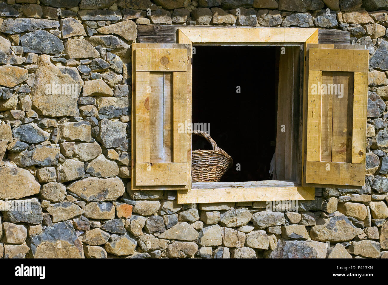 Janela aberta hi-res stock photography and images - Alamy