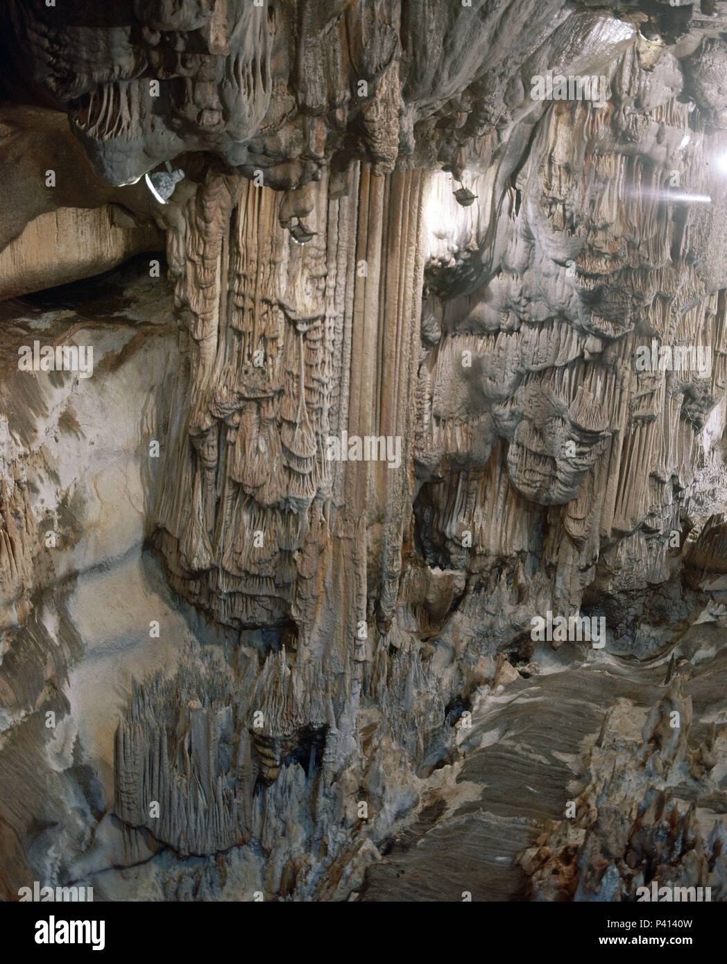INTERIOR DE LA CUEVA DE SAN ROMAN DE CANDAMO. Location: CUEVA DE SAN ...