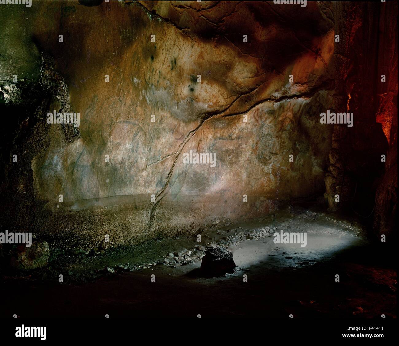 ZONA DE EXCAVACIONES EN EL INTERIOR DE LA CUEVA DE SAN ROMAN DE CANDAMO ...
