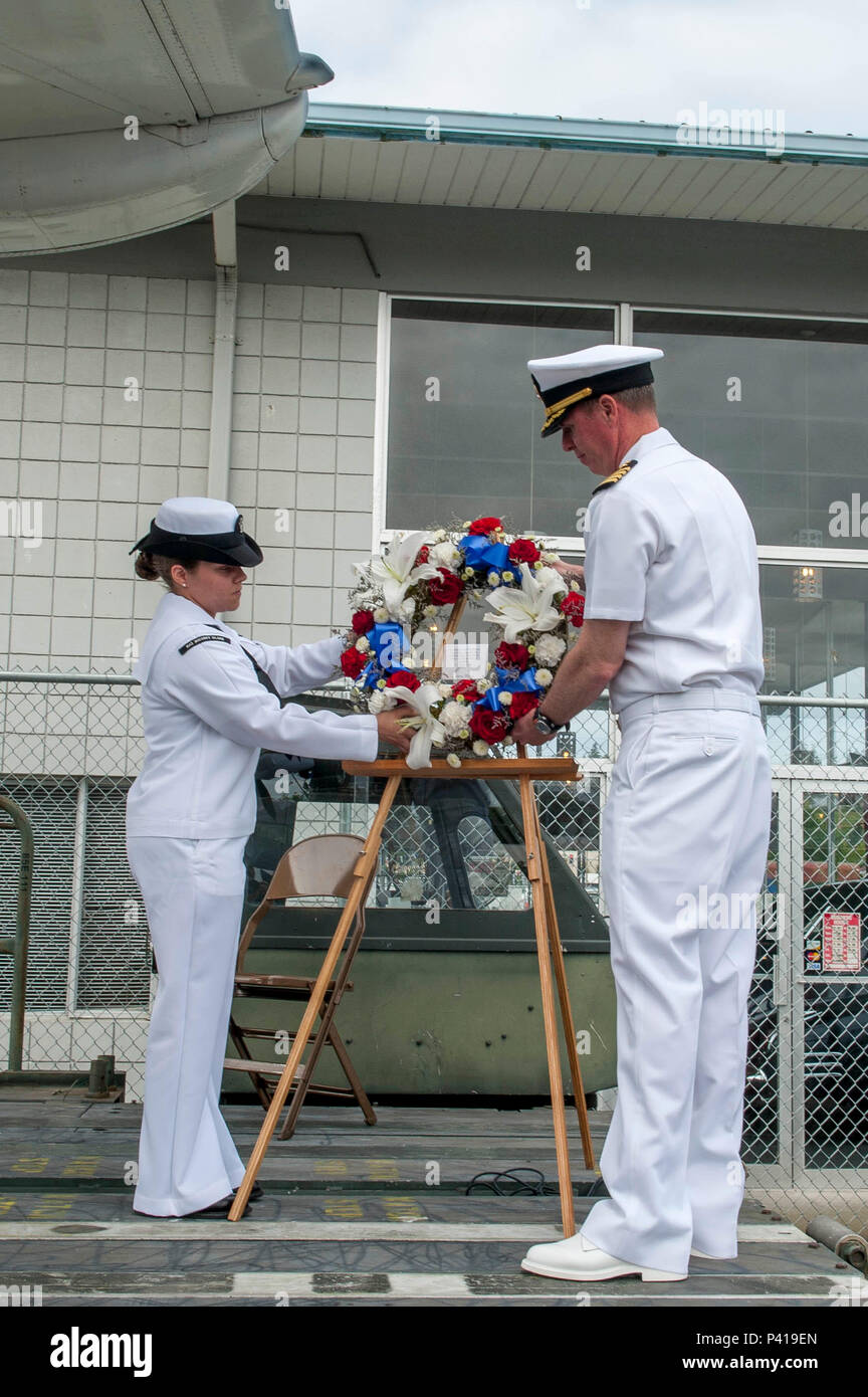 160603-N-WQ574-074 OAK HARBOR, Wash. (June 3, 2016) Air Traffic ...