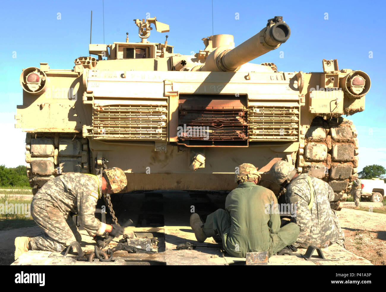 Mississippi Army National Guard Soldiers with the 155th Armored Brigade ...