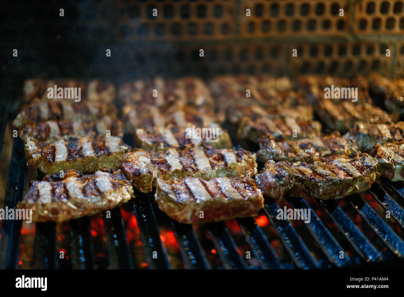 Churrasco de contra-filé em grelha argentina. Churrasqueira, churrasco ...