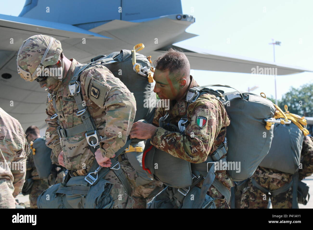 Folgore parachute brigade hi-res stock photography and images - Alamy
