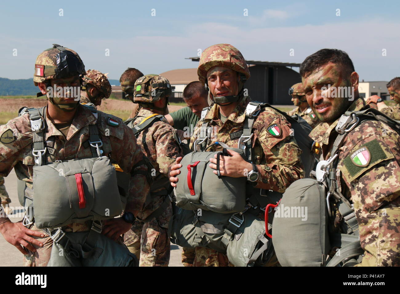 Folgore parachute brigade hi-res stock photography and images - Alamy