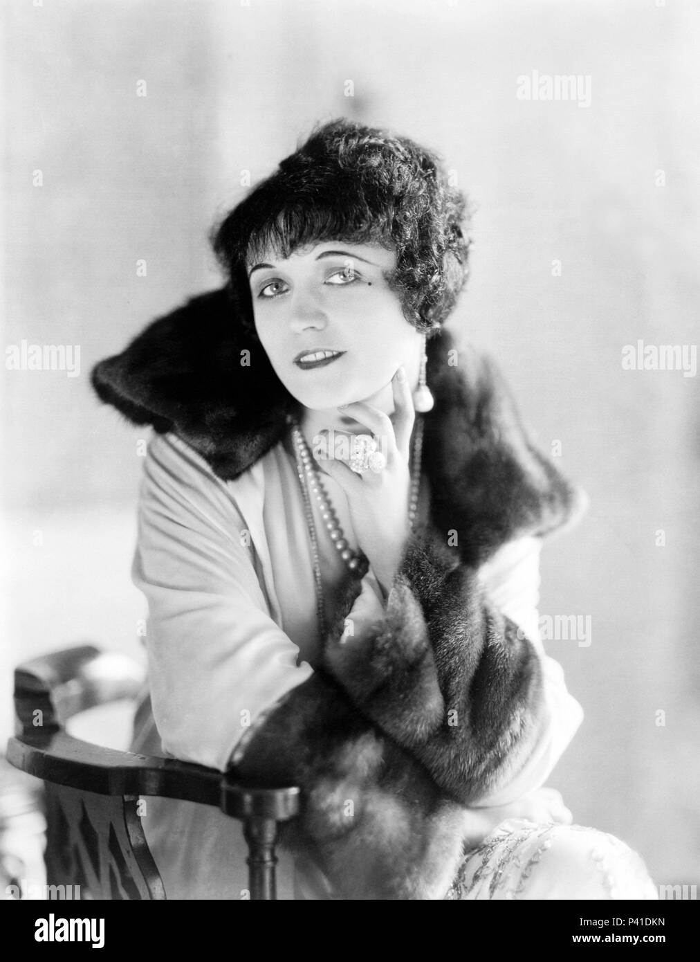 Actress pola negri hi-res stock photography and images - Alamy