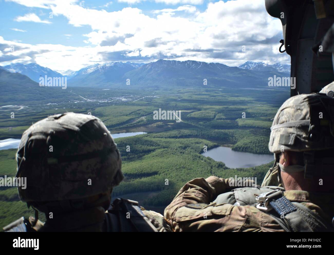 Paratroopers with 4th Infantry Brigade Combat Team (Airborne), 25th ...