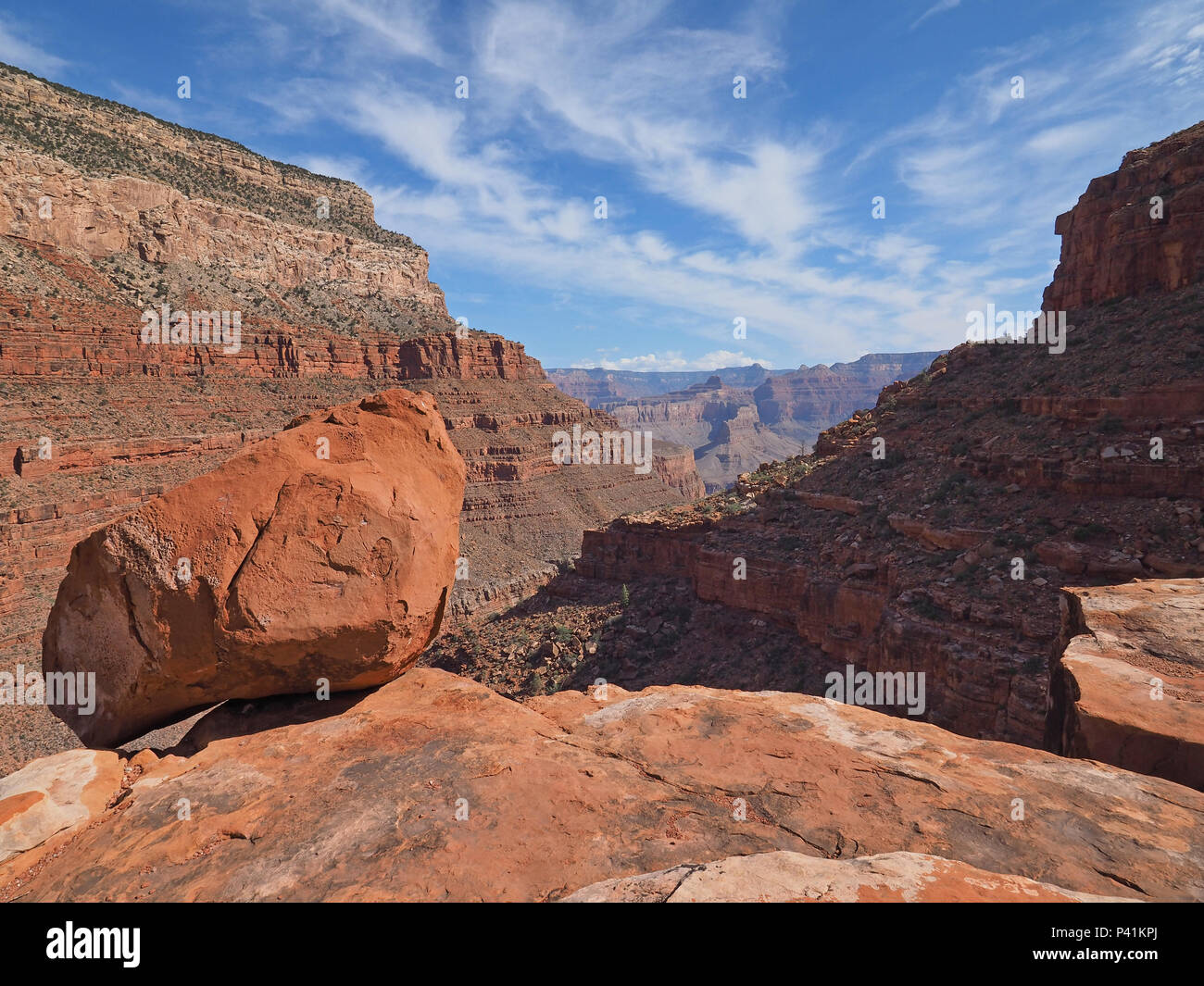 Large boulder precariously perched on the edge of the Hermit Trail in ...