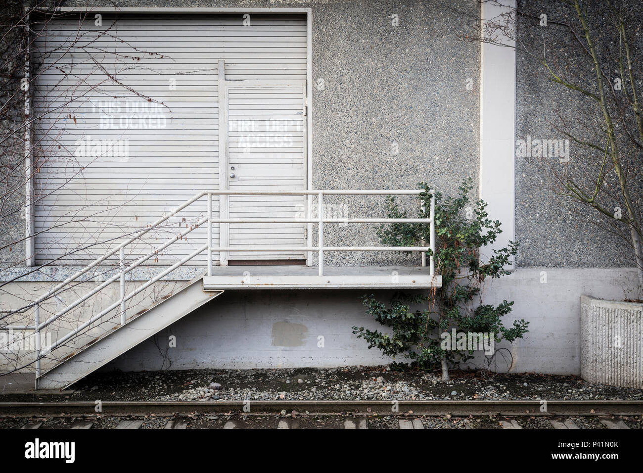 Old loading dock hi-res stock photography and images - Alamy