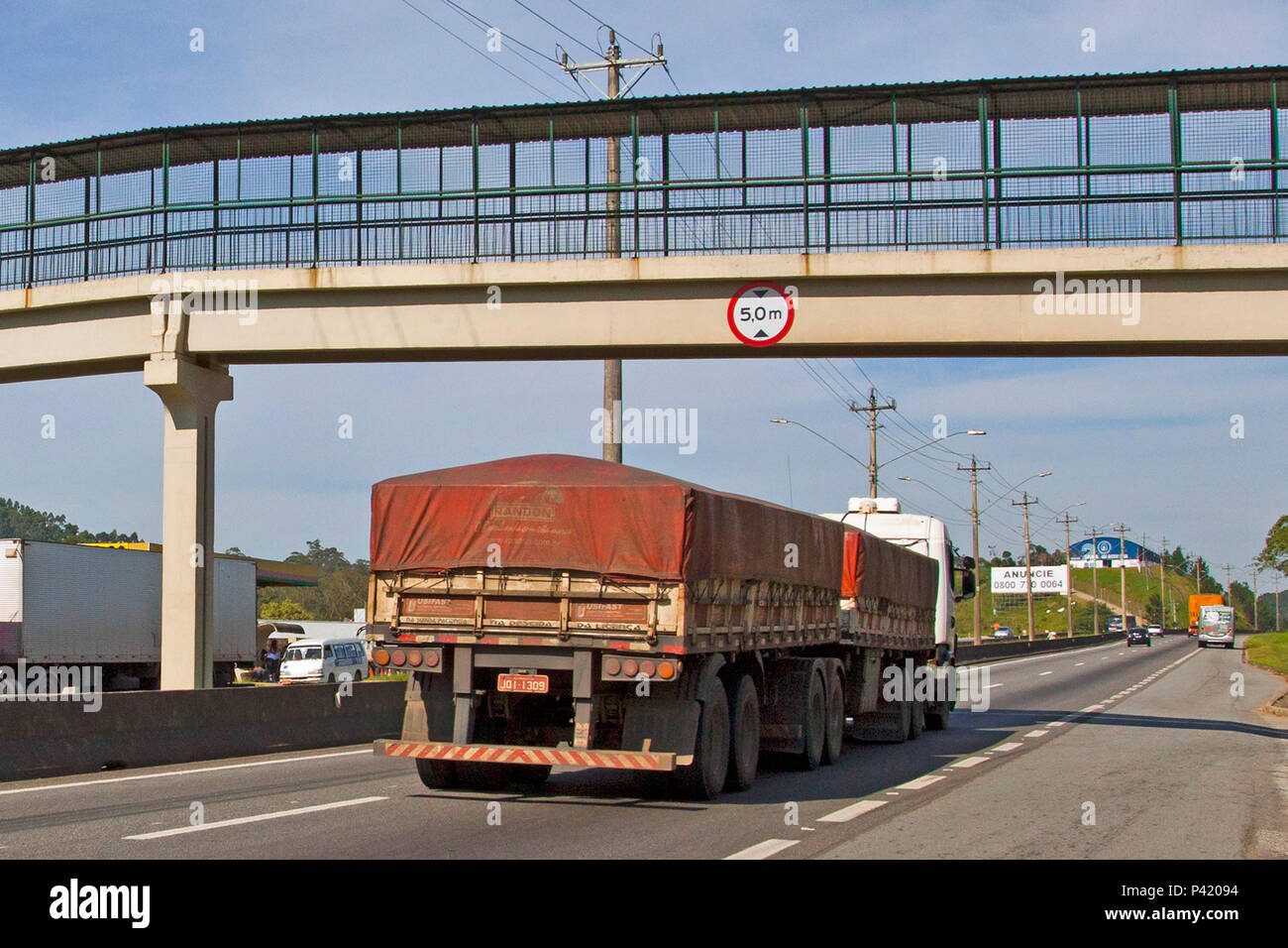 BR116 Placa de Altura Máxima Permitida Placa Placa de rodovia Stock ...