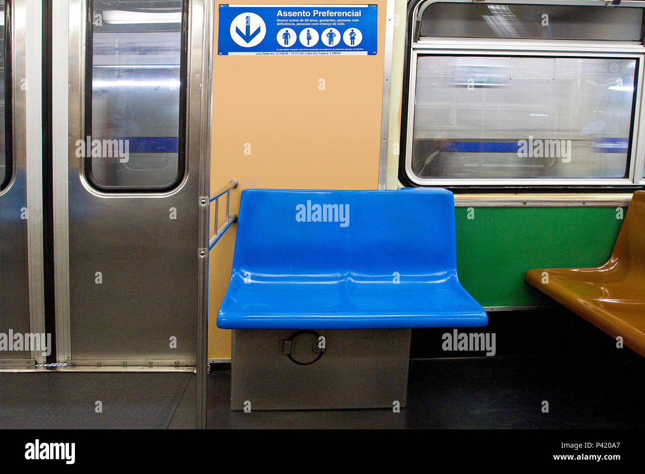Assento preferencial de metro hi-res stock photography and images - Alamy