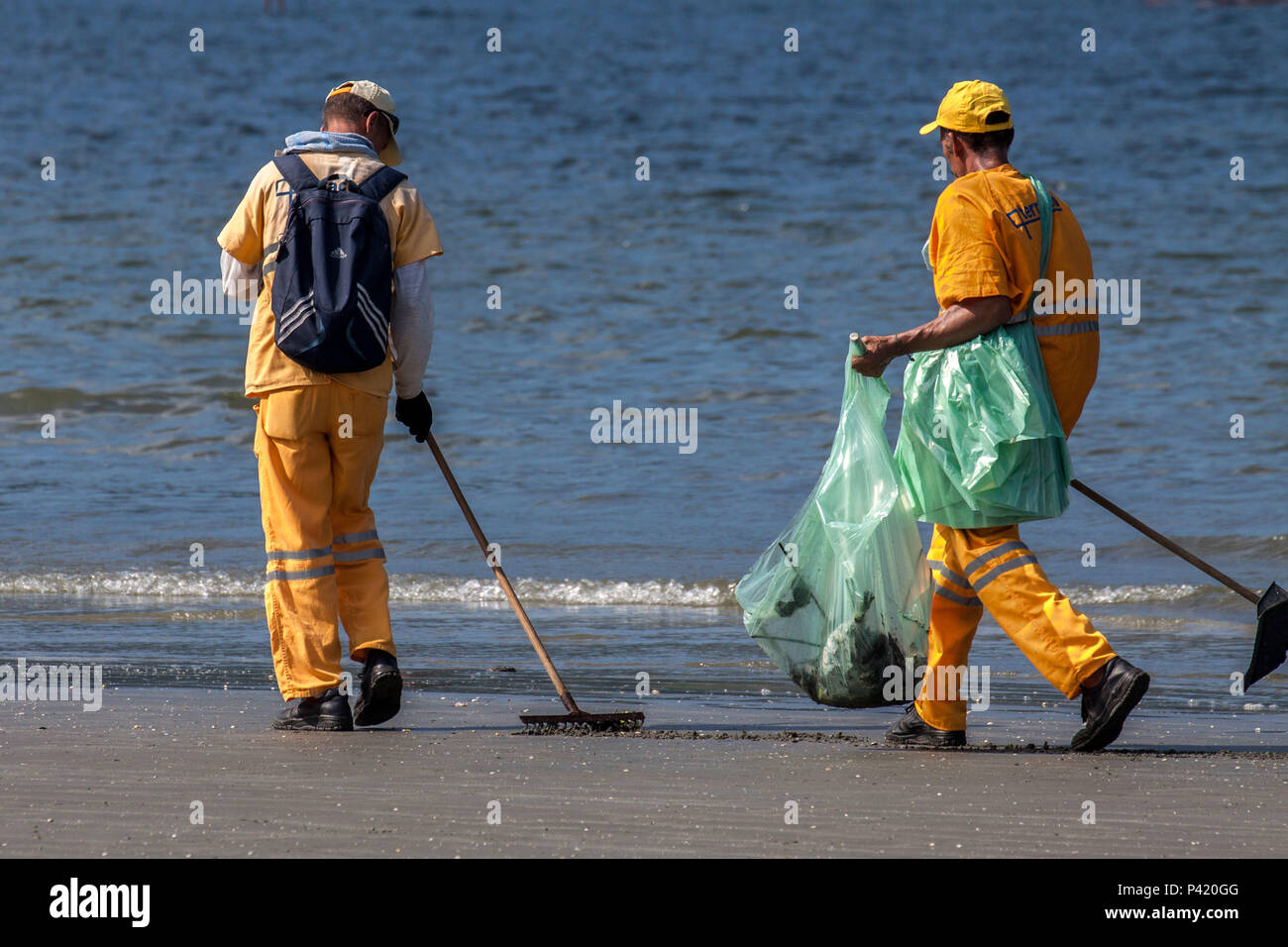 Limpeza na praia hi-res stock photography and images - Alamy