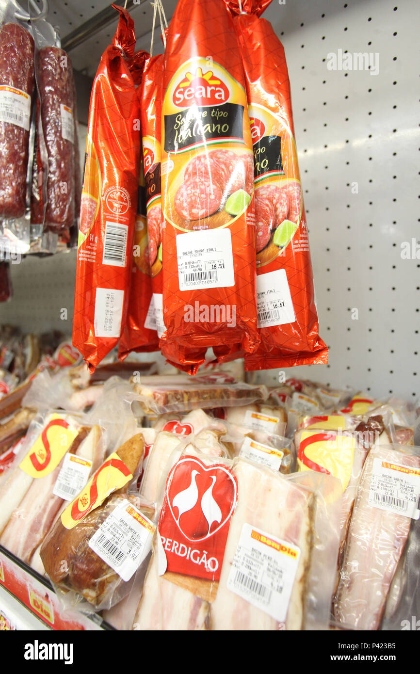 Gôndola de supermercado com produtos da JBS e BRF. Na foto, gôndola de ...