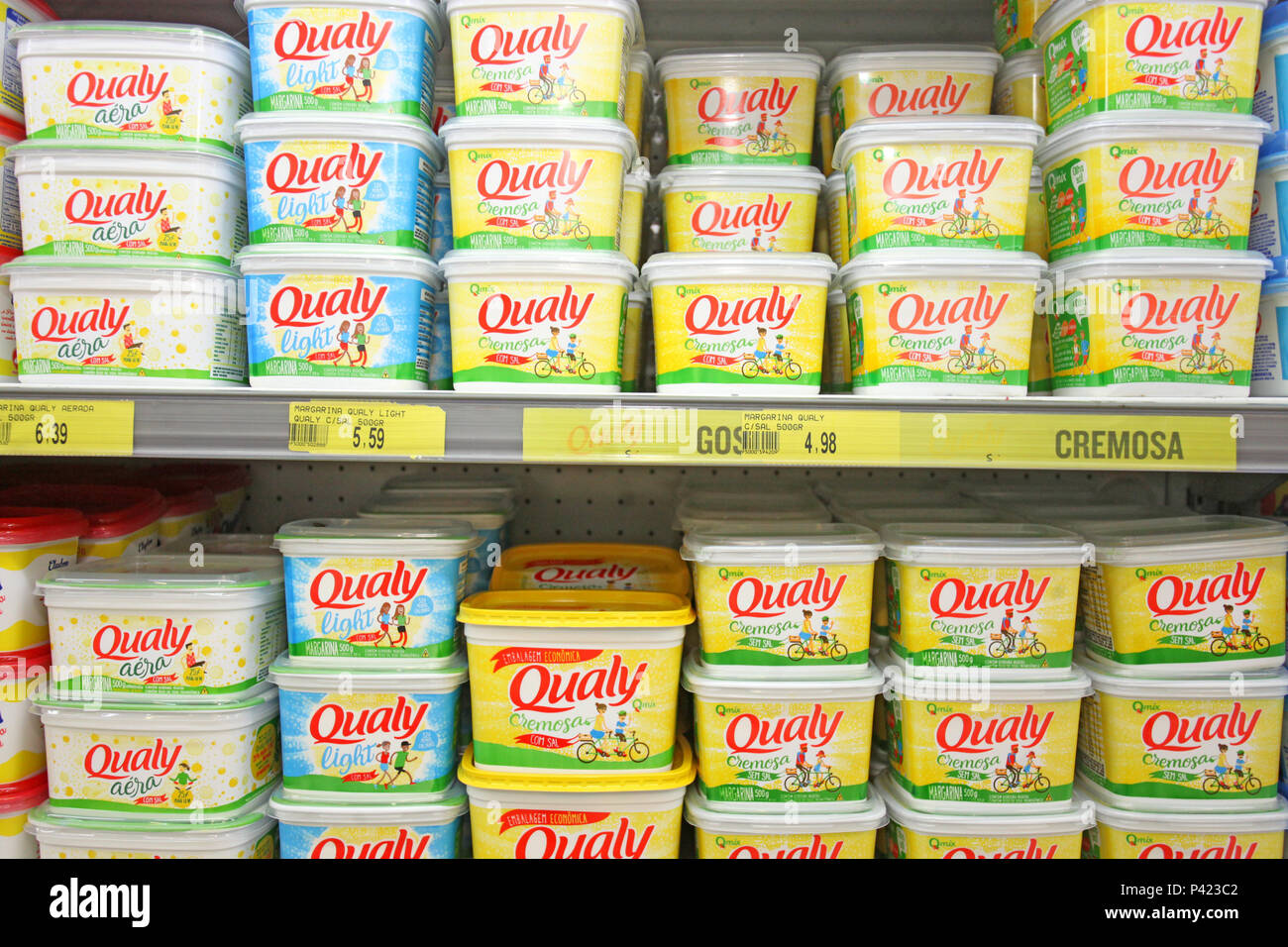 Gôndola de supermercado com produtos da JBS e BRF. Na foto, gôndola de ...