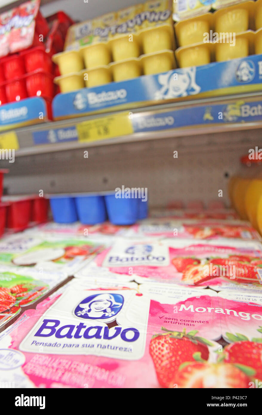 Gôndola de supermercado com produtos da JBS e BRF. Na foto, gôndola de ...