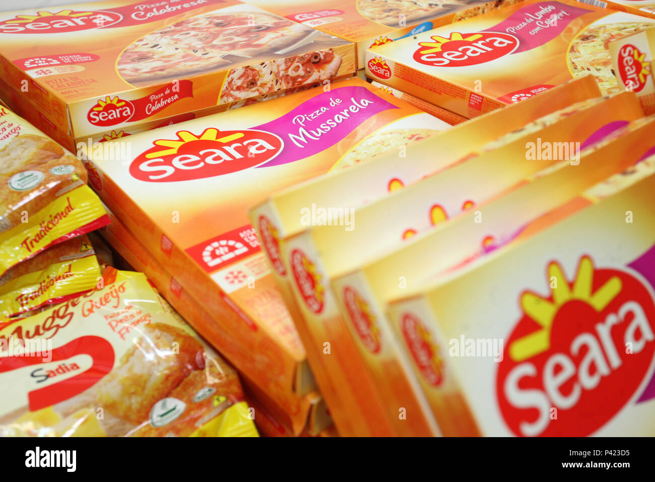 Gôndola de supermercado com produtos da JBS e BRF. Na foto, gôndola de ...
