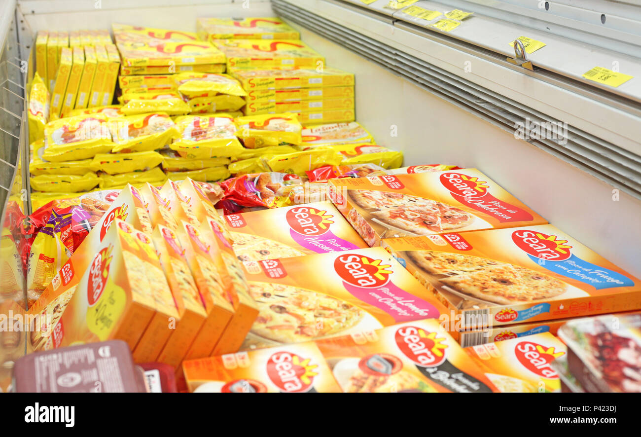 Gôndola de supermercado com produtos da JBS e BRF. Na foto, gôndola de ...