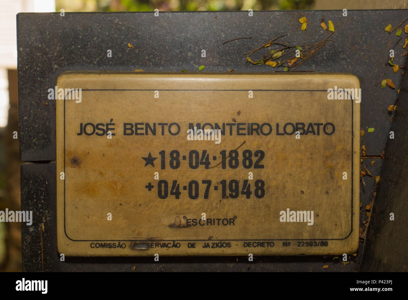 Na foto o túmulo do escritor Monteiro Lobato localizado no Cemitério da ...