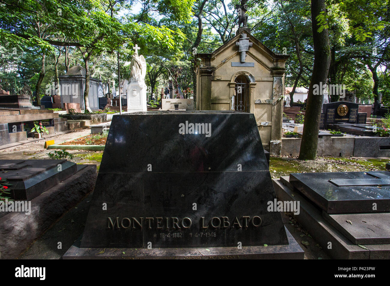Na foto o túmulo do escritor Monteiro Lobato localizado no Cemitério da ...