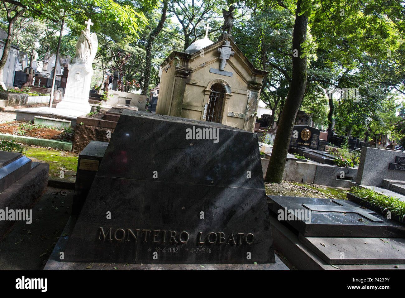 Na foto o túmulo do escritor Monteiro Lobato localizado no Cemitério da ...