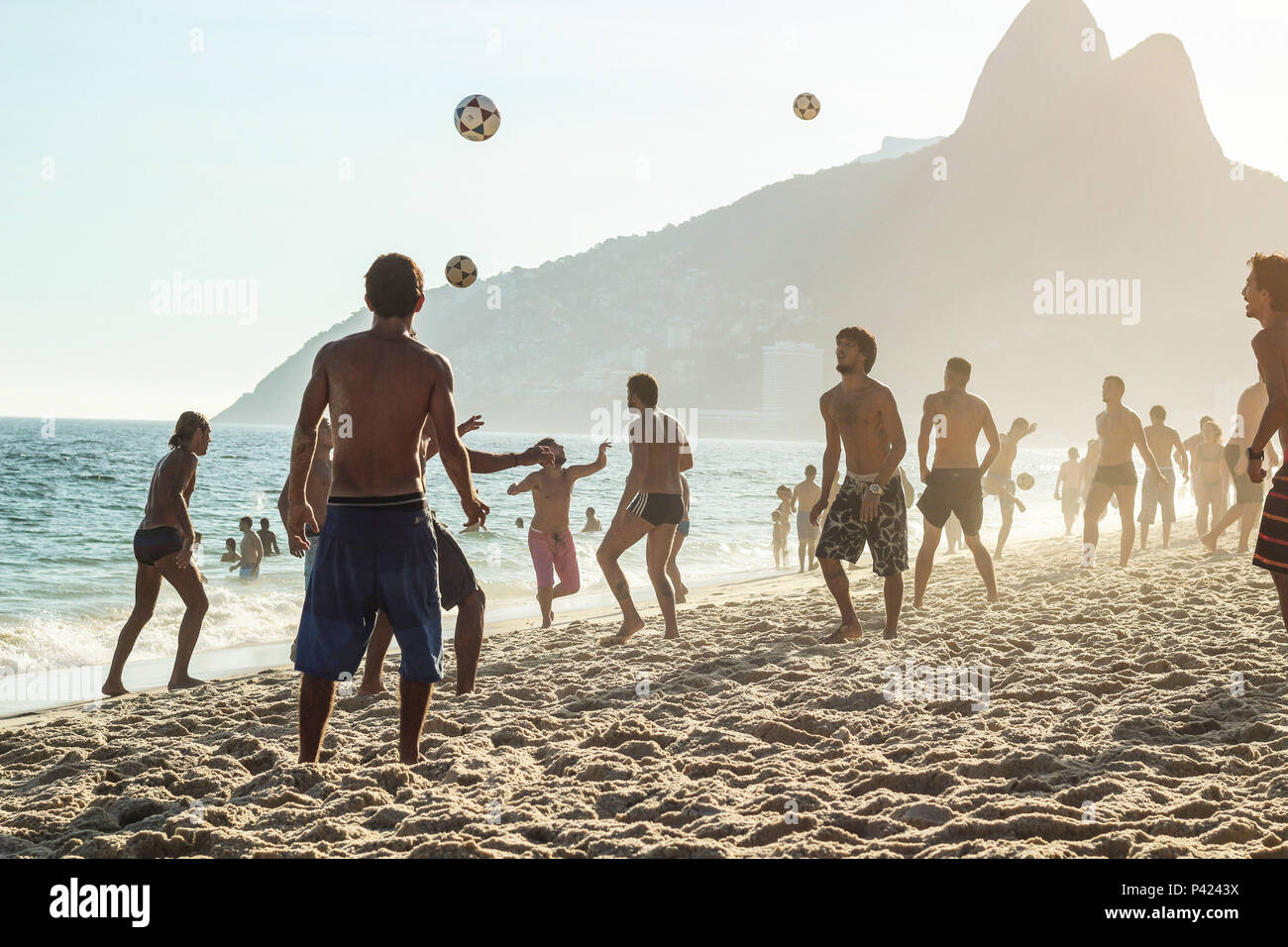 Pessoas jogam futevôlei na praia de Ipanema, RJ Stock Photo - Alamy