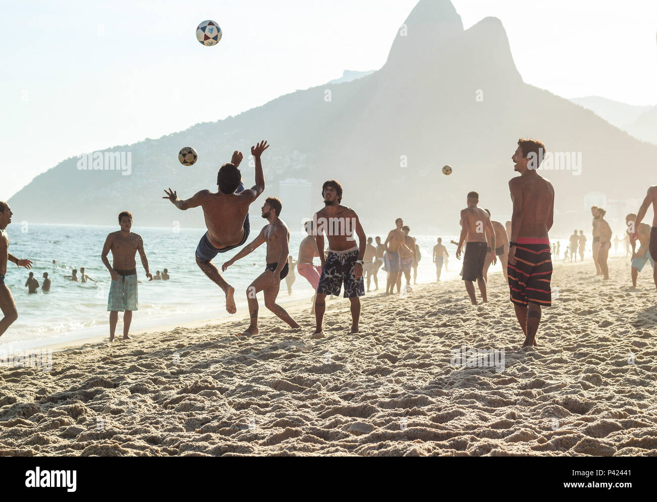 Pessoas jogam futevôlei na praia de Ipanema, RJ Stock Photo - Alamy