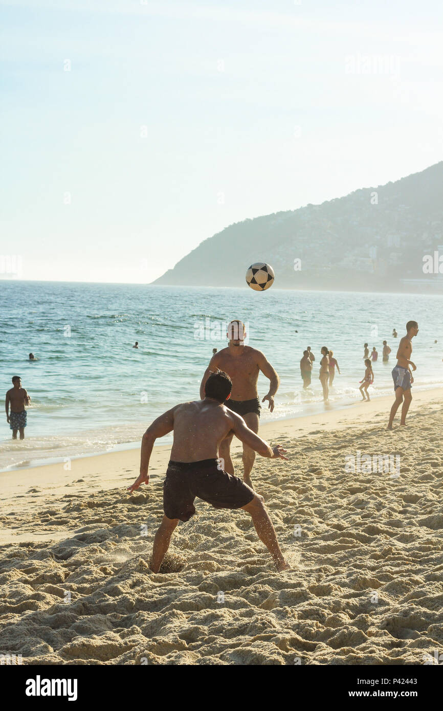 Pessoas jogam futevôlei na praia de Ipanema, RJ Stock Photo - Alamy