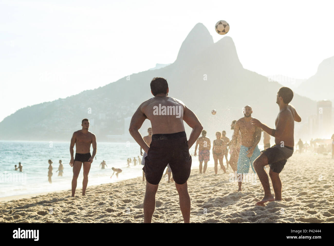 Pessoas jogam futevôlei na praia de Ipanema, RJ Stock Photo - Alamy