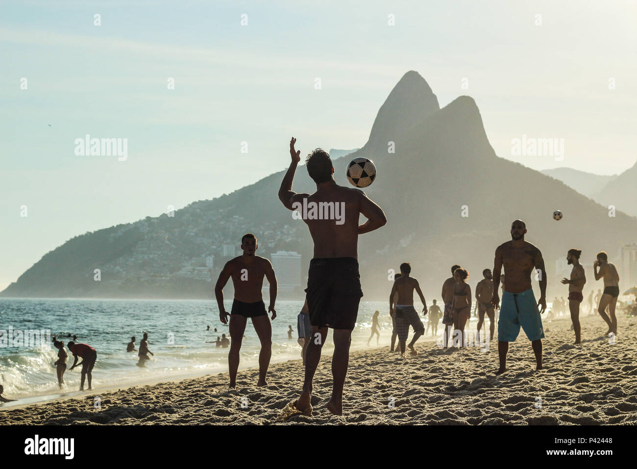 Pessoas jogam futevôlei na praia de Ipanema, RJ Stock Photo - Alamy