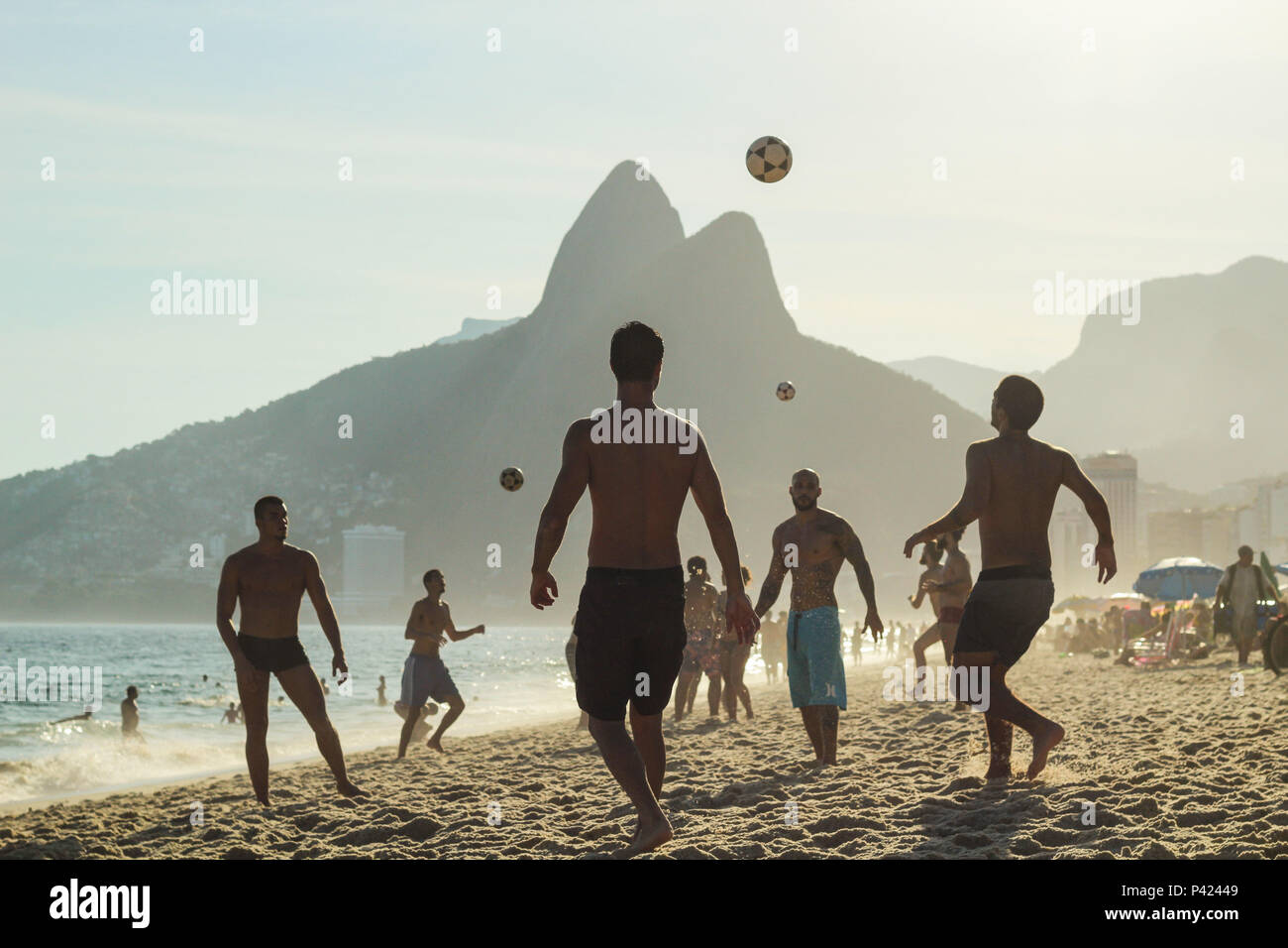 Pessoas jogam futevôlei na praia de Ipanema, RJ Stock Photo - Alamy