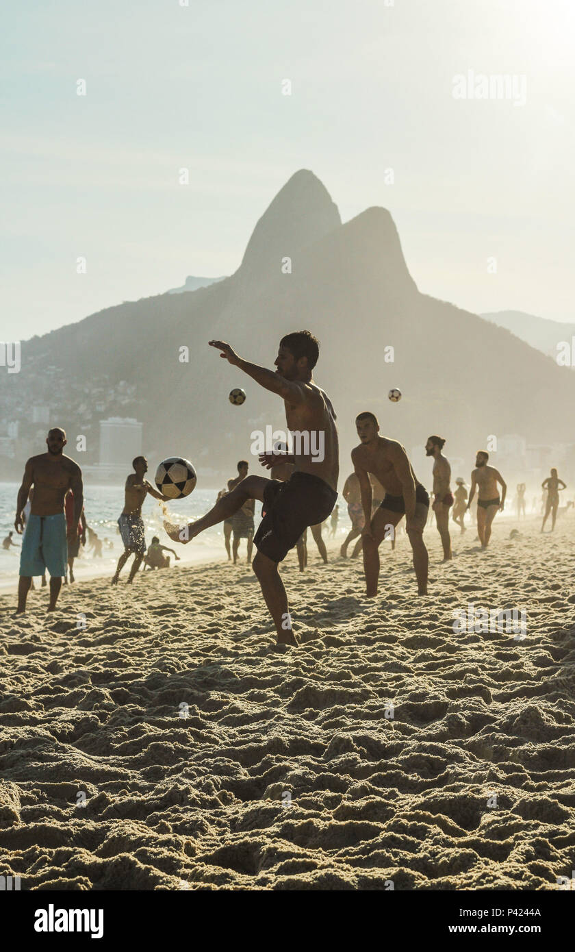 Pessoas jogam futevôlei na praia de Ipanema, RJ Stock Photo - Alamy