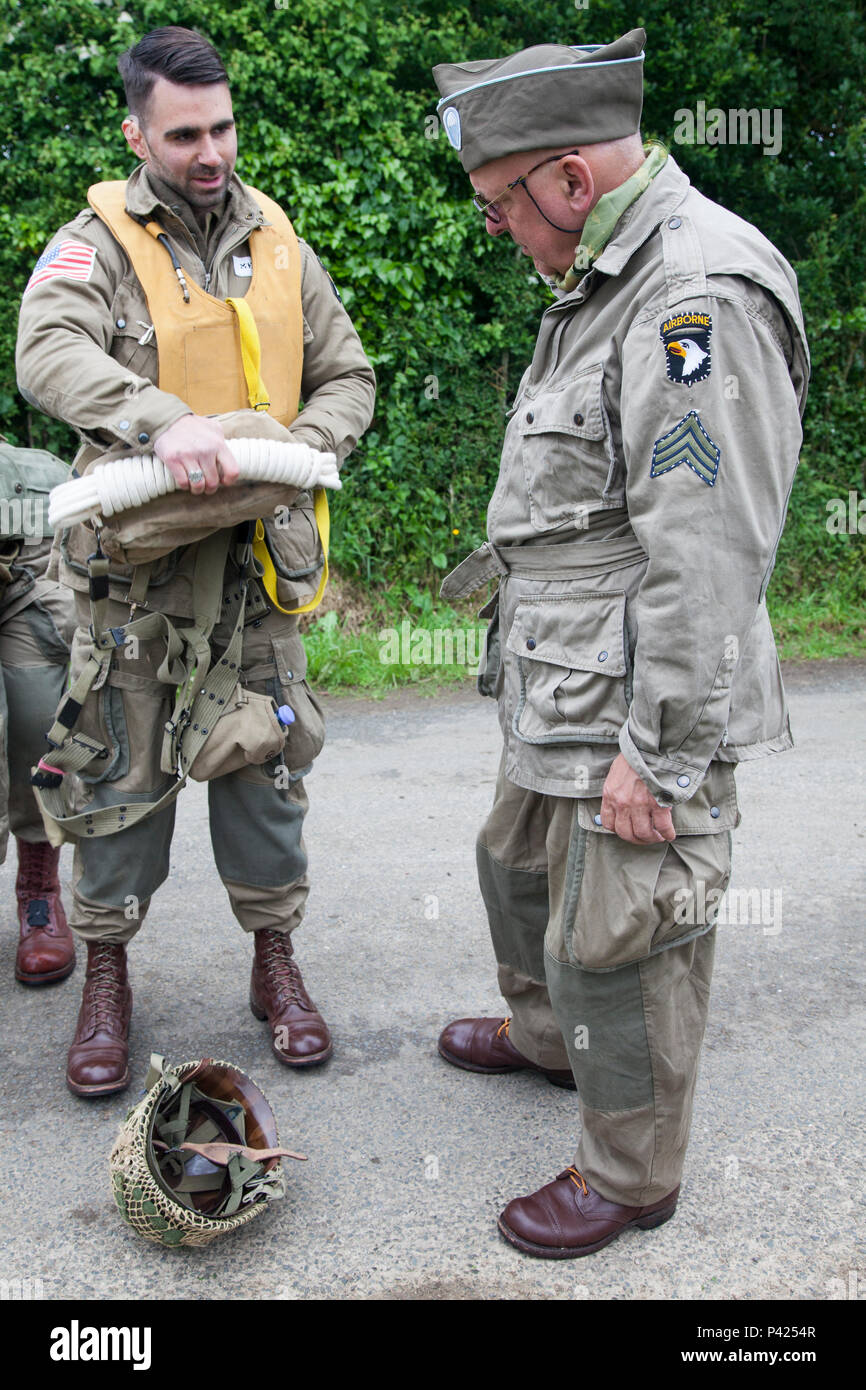 Round canopy parachuting team hi-res stock photography and images - Alamy
