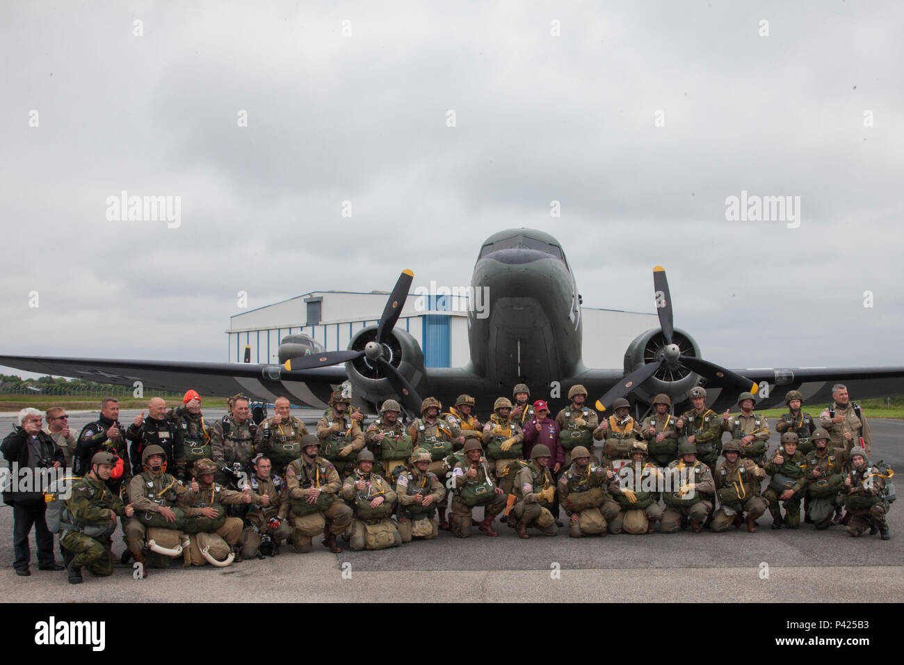Round canopy parachute team hi-res stock photography and images - Alamy