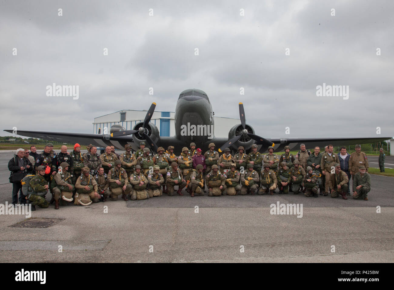 Round canopy parachute team hi-res stock photography and images - Alamy