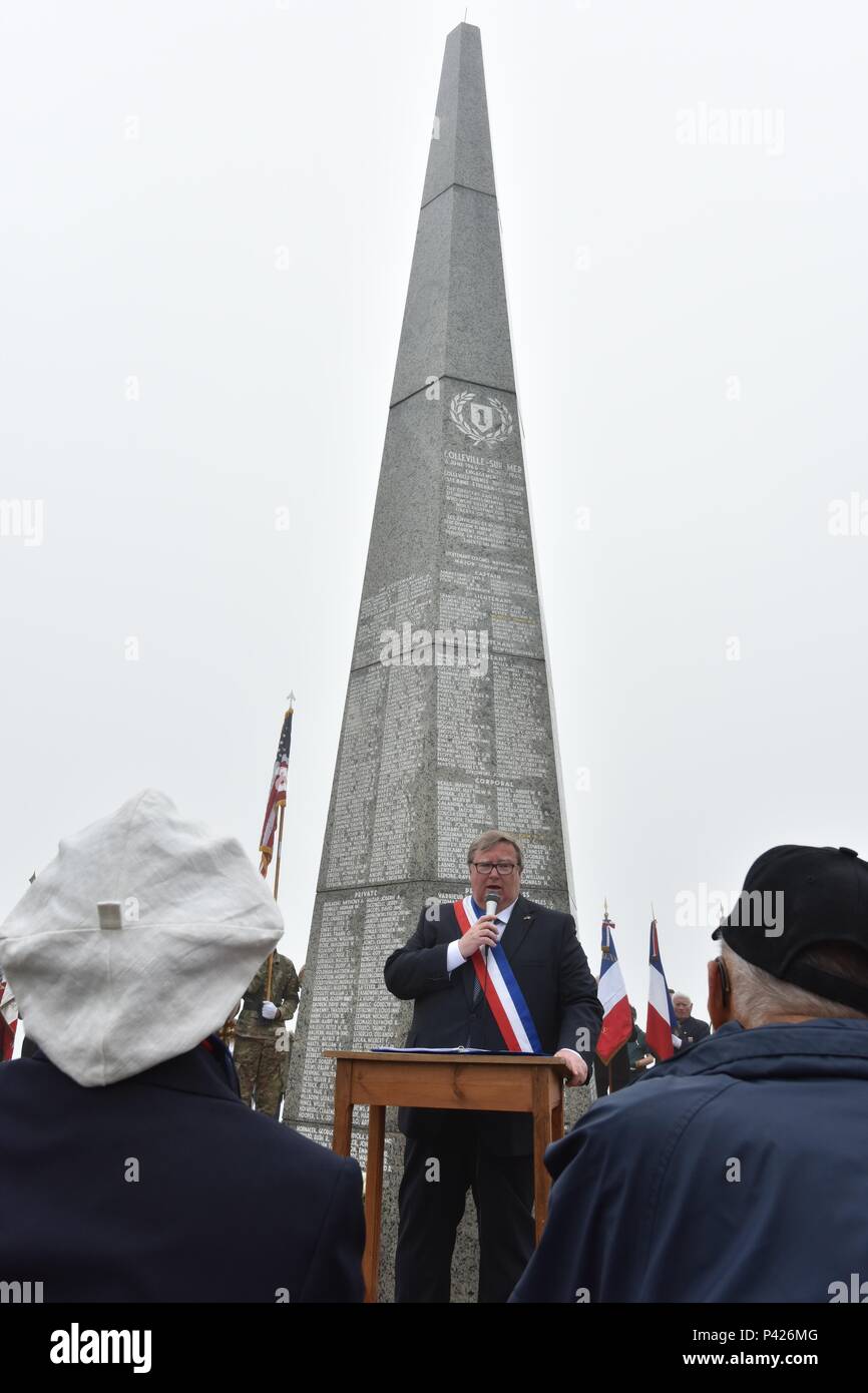 COLLEVILLE SUR MER, France - Soldiers, veterans and civilians circled ...