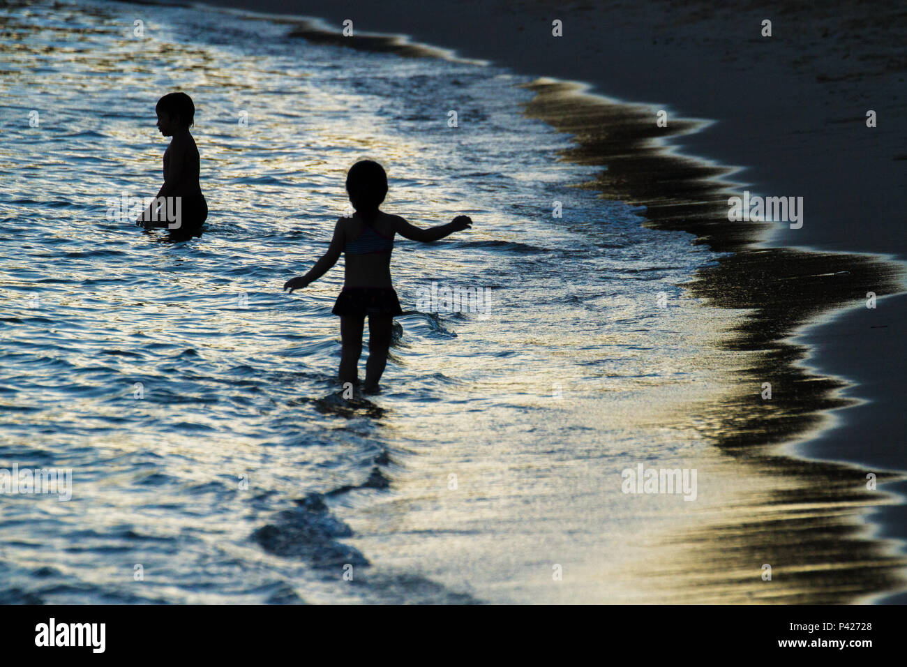 crianças,crianças no mar, praia do forte,Mata de São João,Bahia ...