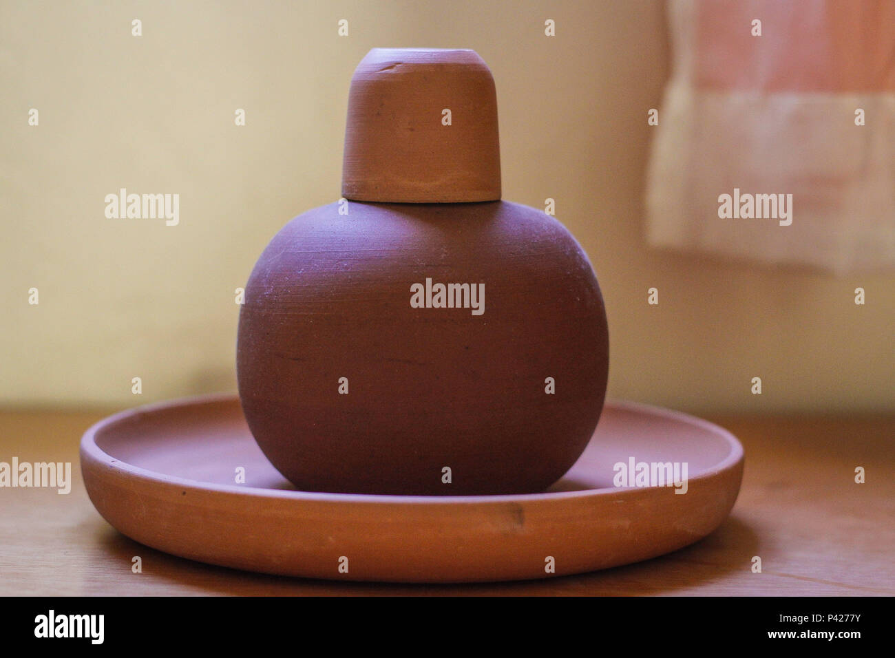 Moringa de barro com tampa Stock Photo - Alamy