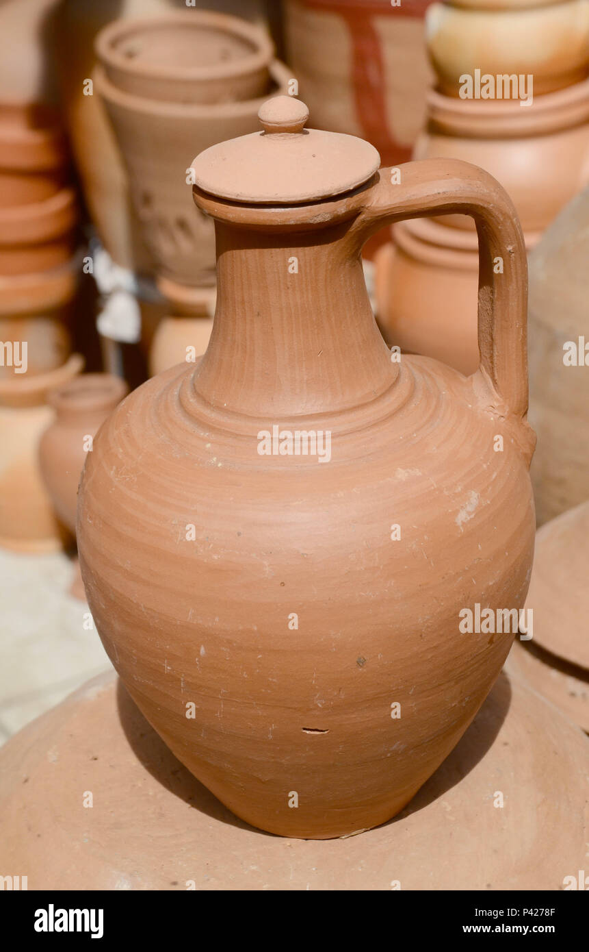 Moringa de barro com tampa Stock Photo - Alamy