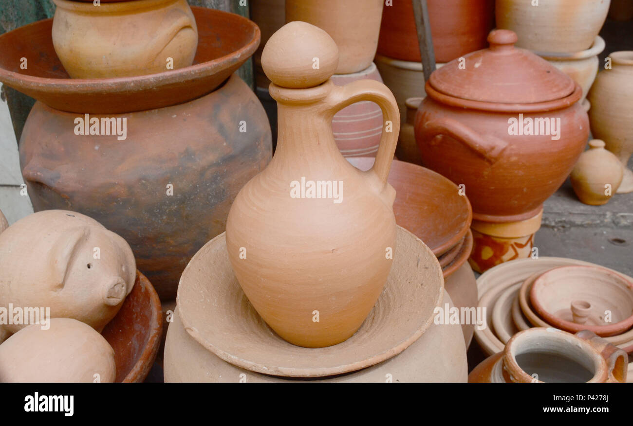 Moringa de barro com tampa Stock Photo - Alamy