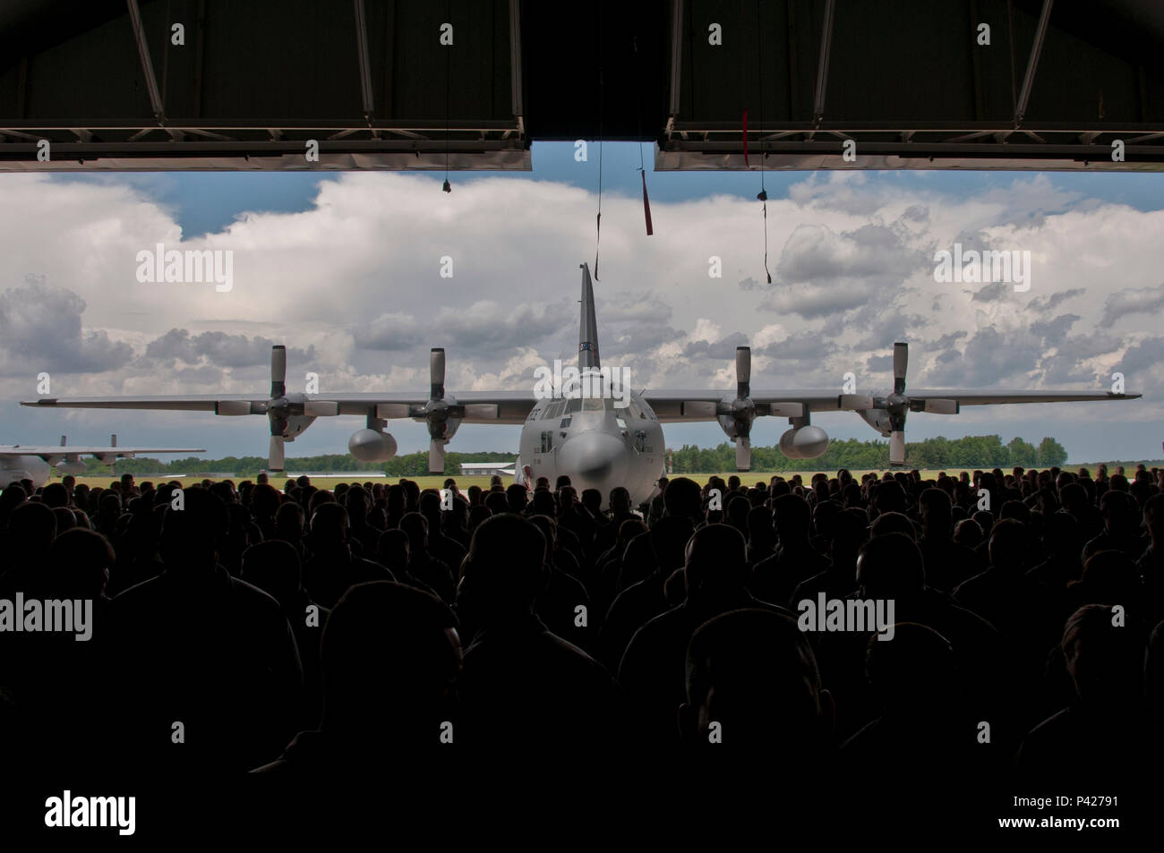 Ohio Air National Guardsmen from the 179th Airlift Wing, Mansfield ...