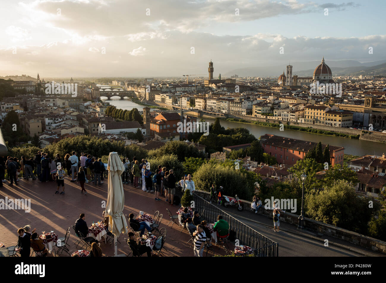 Turistas aguardam o por do sol na Piazzale Michelangelo onde fica um ...
